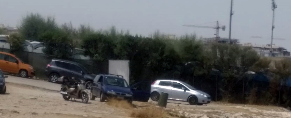 Quindici Molfetta - Auto parcheggiate sul ciglio della strada sulla ...
